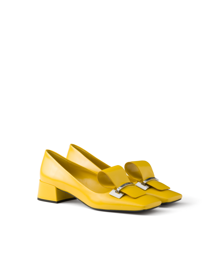 Prada 2025春夏鞋款推薦6雙：尼龍懶人鞋休閒百搭，「立體高跟鞋」融入三角形裝飾吸睛滿分！ | Bella.tw儂儂